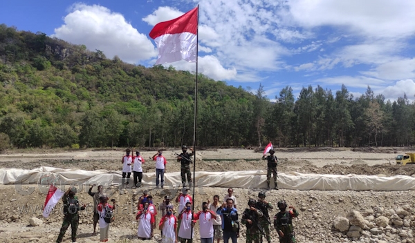 Peringati HUT Kemerdekaan RI ke 76, TNI Kibarkan Bendera Merah Putih di ...