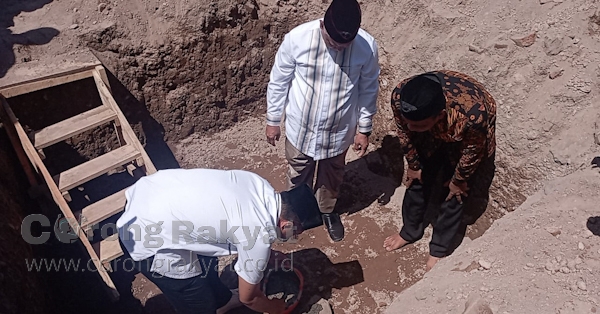 Gubernur Zul dan Bupati Sukiman Kompak Sumbang 500 Zak Semen - Media Berita Corong Rakyat